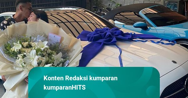 Ulang Tahun ke-41, Ussy Sulistiawaty dapat Kado Mobil dari Andhika Pratama | kumparan.com